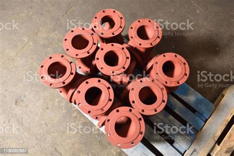 철 또는 주철 파이프 밸브를 만들기 위한 기초는 나무 패널에 추가 밀링 기계에 처리 하기 전에 거짓말 밸브는 공장에서 만드는