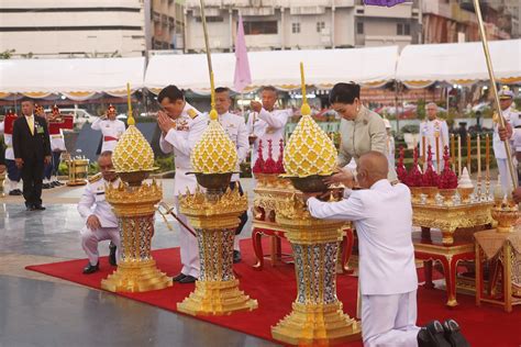 ในหลวง พระราชินีเสด็จวางพุ่มดอกไม้ เนื่องในวันสมเด็จพระเจ้าตากสิน