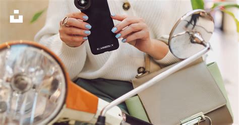 검은 아이폰 5를 들고 흰색 블레이저를 입은 여자 사진 Unsplash의 무료 Сша 이미지