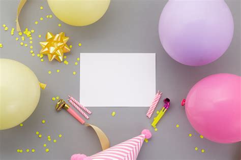 생일 배경 파스텔 회색 배경에 전단지 초대 카드와 플랫 누워 다채로운 파티 장식 개념에 대한 스톡 사진 및 기타 이미지 개념 개념과 주제 공휴일 Istock