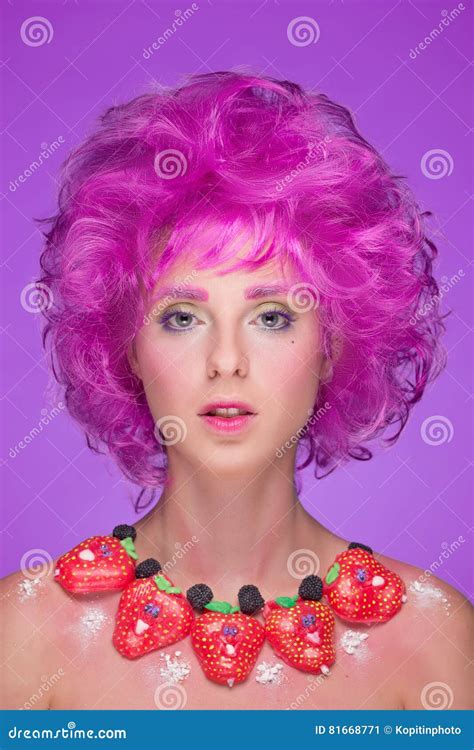 Девушка с розовыми волосами ожерелье конфеты Стоковое Изображение изображение насчитывающей