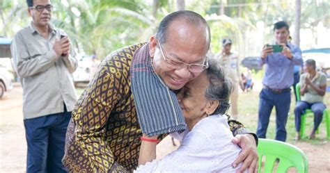 ឯកឧត្ដម ម៉ៅ ធនិន អញ្ជើញចុះសួរសុខទុក្ខប្រជាពលរដ្ឋចំនួន ២ឃុំ ក្នុងស្រុកដងទង់ ក្រសួងព័ត៌មាន