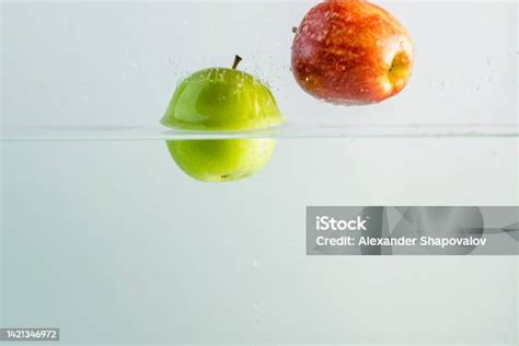 배경에 고립 된 물에 떨어지는 빨간색과 녹색 사과의 클로즈업 뷰 건강한 식생활에 대한 스톡 사진 및 기타 이미지 건강한 식생활 과일 기포 Istock