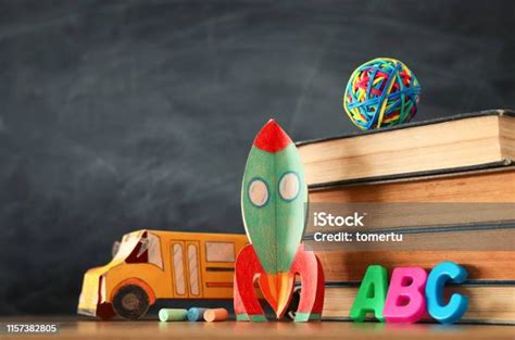 교육과 학교 개념으로 돌아갑니다 골판지 로켓 버스 책과 교실 칠판 앞에 분필 0명에 대한 스톡 사진 및 기타 이미지 0명 가정의 방 개념 Istock