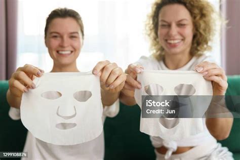 피부 수분을 위한 시트 마스크를 가진 두 명의 아름답고 쾌활한 소녀 마스크 팩에 대한 스톡 사진 및 기타 이미지 마스크 팩 우정 2명 Istock