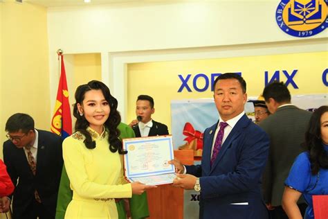 ХИС ийн төгсөгчдөд диплом энгэрийн тэмдэг гардуулах үйл ажиллагаа болов