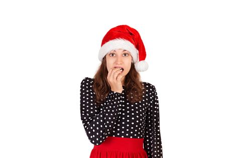 문제가 되 고 손가락의 손톱을 물어뜯는 여자의 초상화 느낌 중요 한 이벤트 전에 긴장 산타 클로스에 감정적인 여자 크리스마스 모자 흰색 배경에 고립 휴일 개념 갈색 머리에