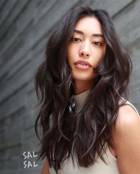30 inspiring layered wavy hairstyles to try in 2025