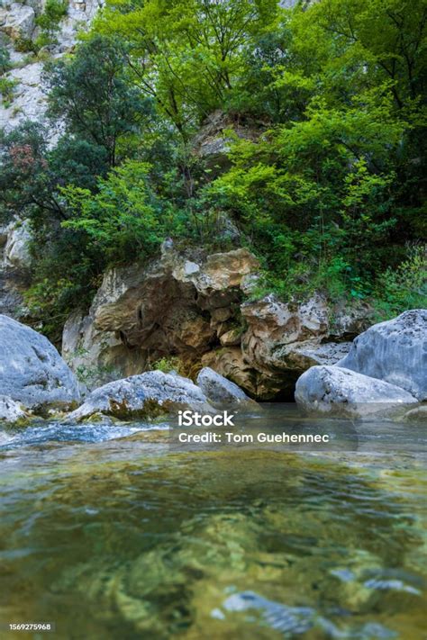 화창한 날에 크로아티아 스플리트 옆에 있는 오미스의 절벽과 산의 탁 트인 전망을 담은 영화 같은 자연 여행 사진 0명에 대한 스톡 사진 및 기타 이미지 Istock
