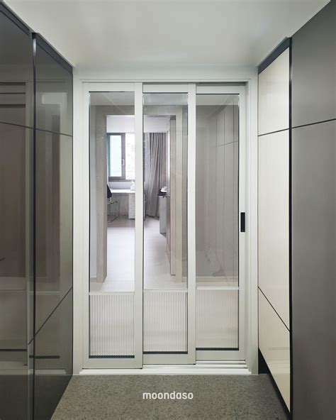 문다소 투명유리 모루세로유리의 조화 ⠀ 상단 유리는 투명 유리로 개방감 있게 하부 유리는