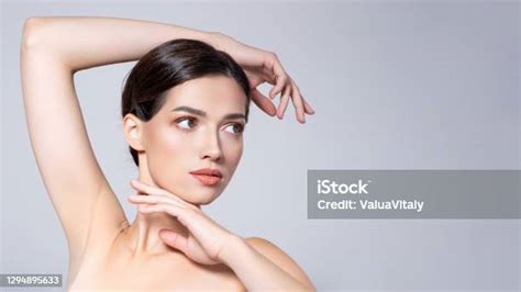 얼굴의 깨끗한 피부를 가진 아름다운 갈색 머리 여성의 초상화 흰색에 고립 가벼운 자연 아이 메이크업어린 소녀의 사진 건강한 신선한 피부를 가진 젊은 여성의 아름다움 얼굴