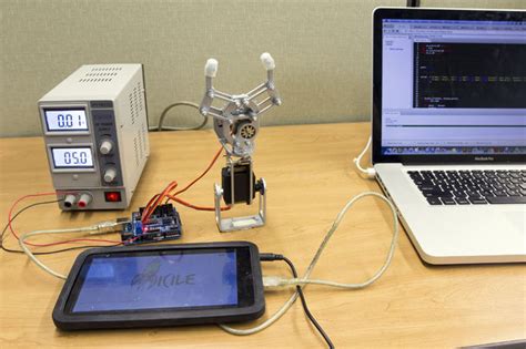 la aplicación de arduino brazo robot paso 6 descargar el código de