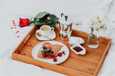 발렌타인 데이 하트 는 딸기와 팬케이크를 형성 커피와 팬케이크와 함께 아침 식사 개념에 대한 스톡 사진 및 기타 이미지 개념 개념과 주제 건강한 생활방식 Istock