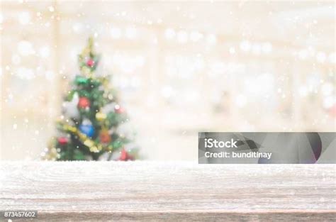 나무 테이블에 상단 눈과 Bokeh 크리스마스 트리 배경 흐림디스플레이에 사용할 수 있습니다 또는 귀하의 제품을 몽타주 0명에 대한 스톡 사진 및 기타 이미지 Istock