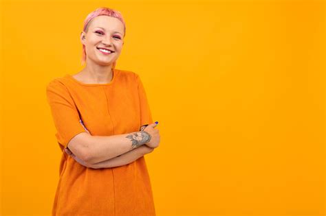 오렌지 배경에 고립 된 짧은 분홍색 머리와 문신 미소와 특이한 예쁜 여자 갈색 머리에 대한 스톡 사진 및 기타 이미지 갈색