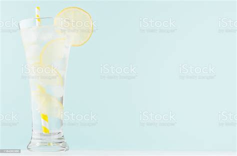 노란색 레몬 슬라이스 얼음 조각 탄산수 현대 민트 색상 인테리어의 안개 낀 유리에 노란색 줄무늬 짚과 유기 해독 물 0명에 대한