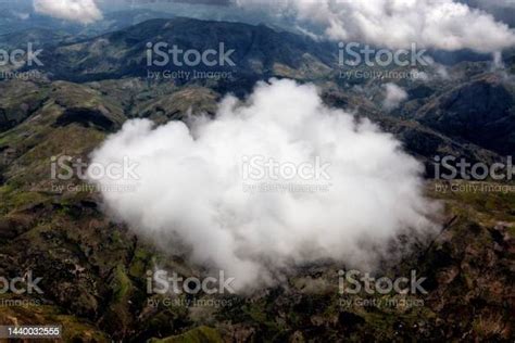 바위가 많은 녹색 산과 언덕 위에 쌓인 하나의 큰 구름의 근접 촬영 0명에 대한 스톡 사진 및 기타 이미지 0명 고요한 장면 공중 뷰 Istock