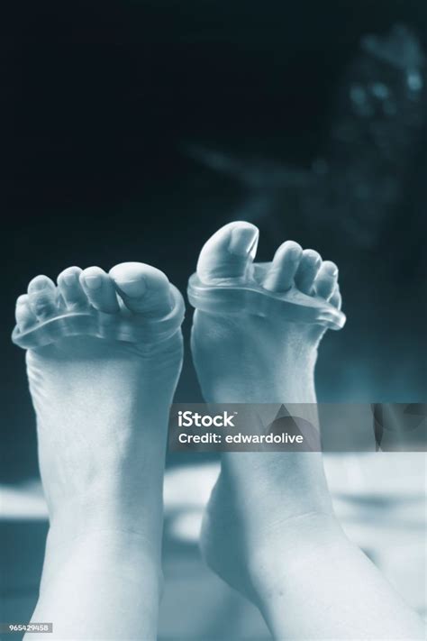 페디큐어와 페인트 또는 파일 발톱을 발가락을 분리 하기 위하여 실리콘 발가락 분리기 젊은 여자 건강한 생활방식에 대한 스톡 사진 및 기타 이미지 Istock