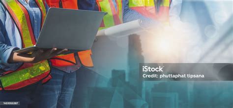 이중 노출 관리자 엔지니어 전문 팀 건설 건물 도시 풍경 배경 현장 건설 엔지니어링 프로젝트 작업 현장에서의 의무 Panaromic 건설 현장에 대한 스톡 사진 및 기타