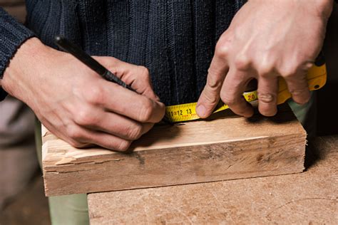 목수는 다양한 도구와 보드로 가구 작업장에서 일합니다 Diy에 대한 스톡 사진 및 기타 이미지 Diy 가구 건설 기계류 Istock