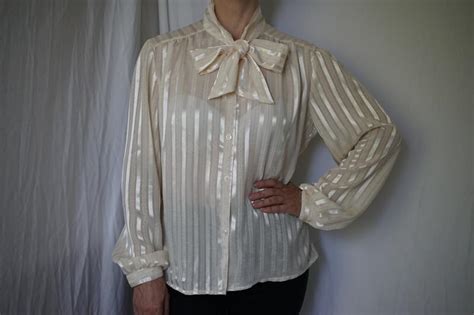 Чудова вінтажна блуза з бантом в кольорі шампанського — ціна 140 грн у каталозі Блузи Купити