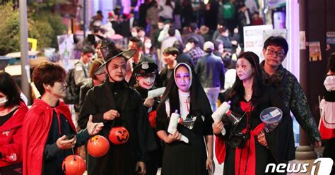 저승사자·마녀·스파이더맨 바글바글노마스크 핼러윈 이태원 꽉찼다