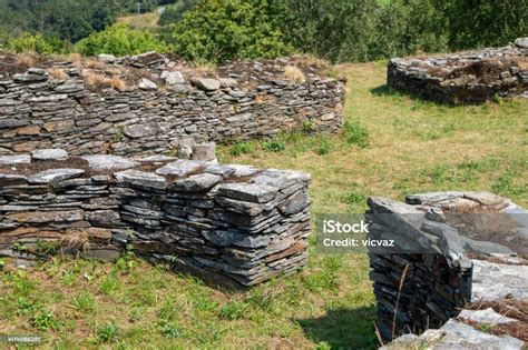 아스투리아스 주 코아냐 의 언덕 요새의 고고학 유적지의 집들 스페인 0명에 대한 스톡 사진 및 기타 이미지 0명 Celtic Connections 건축 Istock
