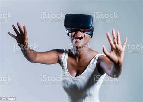 젊은 매력적인 호기심 검은 아프리카 미국 여성 Vr 3d 비전을 입고 고글 즐기는 놀라운 경험 재생 하 고 격리 된 배경에 가상 현실 비디오 게임에 있는 재미 3차원 형태에
