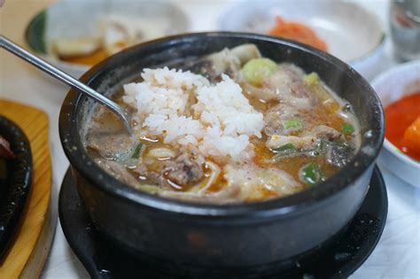 돼지 고기와 야채를 냄비에 넣은 쌀 국물을 나무 테이블에 얹습니다 건강한 생활방식에 대한 스톡 사진 및 기타 이미지 건강한