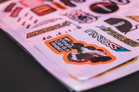 흰색과 빨간색 플라스틱 장난감 사진 Unsplash의 무료 종이 이미지