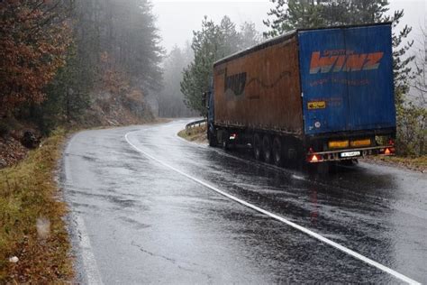 Внимание шофьори Аварирал ТИР ограничи движението по пътя Ботевград София