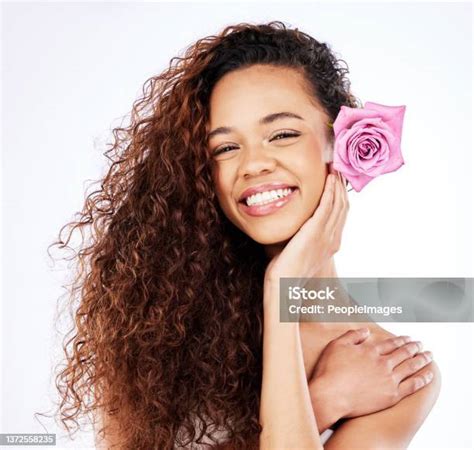 흰색 배경에 그녀의 자연 곱슬 머리를 보여주는 아름다운 젊은 여자의 초상화 사람 머리카락에 대한 스톡 사진 및 기타 이미지