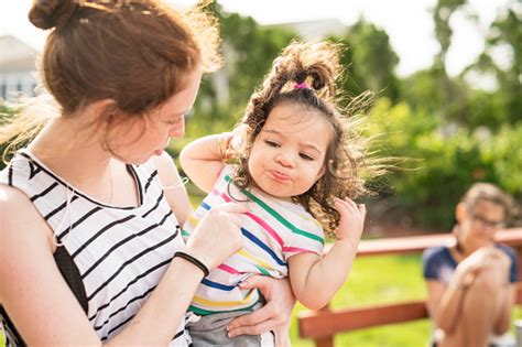배경에서 그녀의 여동생 손 그리고 앉아 그들의 제 3 자매를 계속 십 대 소녀의 초상화 12 23 개월에 대한 스톡 사진 및 기타 이미지 12 23 개월 16 17 살