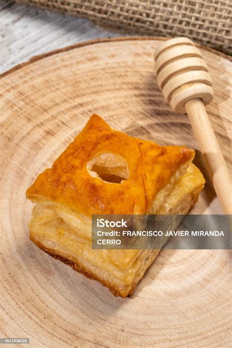Mielitos 또는 Hojaldres De Astorga 스페인 레온의 전형적인 꿀 시럽에 담근 퍼프 페이스트리 케이크 전통적인 가정 과자 요리 개념 0명에 대한 스톡