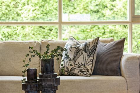 가구 가벼운 소파 가정의 거실 꽃병 녹지 라운지 라운지 룸 럭셔리 밝은 밝은 방 소파 소프트 가구 스타일리시한 식물 식물의 실내 실내 화초