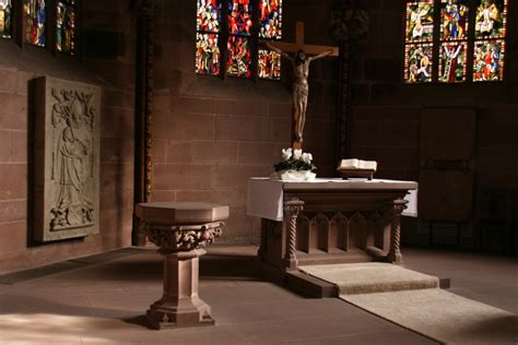 무료 이미지 표 목재 상징 종교 교회에 거실 십자가 가구 방 조명 성경 인테리어 디자인 구교도 그리스도 제단 신앙 수도원 예수 기도