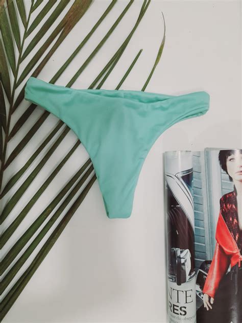 Roupas Femininas Biquínis Saídas De Praia Moletons Bolsas Ecobags