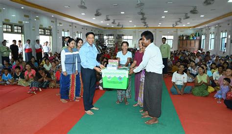 နိုင်ငံတော်စီမံအုပ်ချုပ်ရေးကောင်စီအဖွဲ့ဝင် ဒေါ်ဒွဲဘူနှင့် လူမှုဝန်ထမ်း