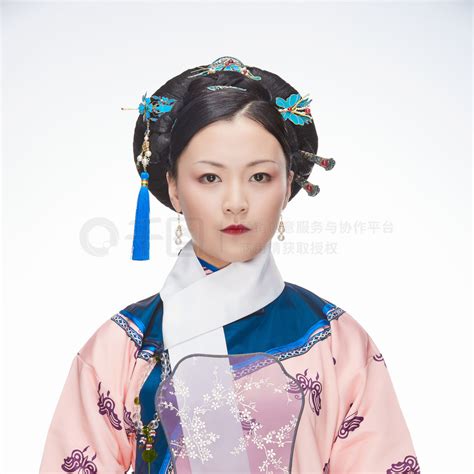 白色背景高清图片 白色背景下的清代女性古装造型清朝古装 人像图片免费下载格式3648像素编号46325843 千图网