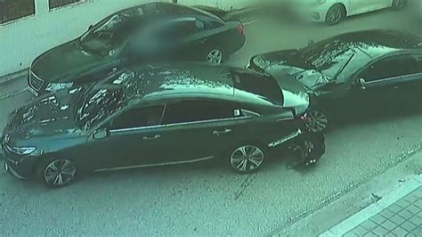 갑자기 빠른 속도로 후진60대 운전한 차량에 보행자 참변 네이버 Tv