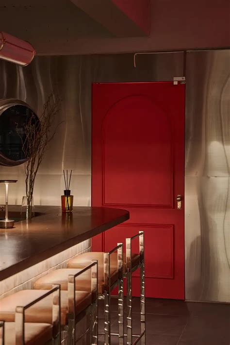 강렬한 레드 조명 포인트 모던 인더스트리얼 컨셉 13평 펍 인테리어 서초구 잠원동