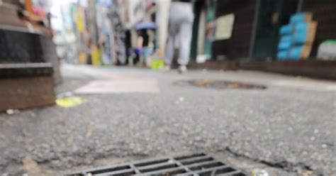 포토 장마철 담배꽁초 가득한 빗물받이