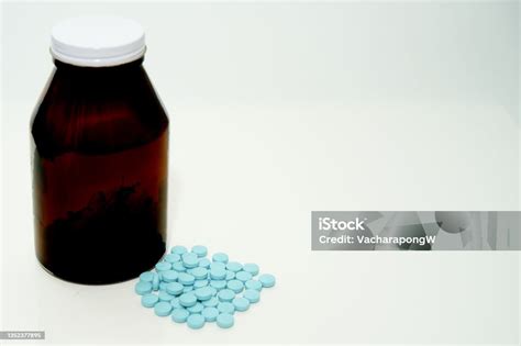 복사 공간이있는 흰색에 병 옆에 바닥에 파란색 알약 의료 정제 0명에 대한 스톡 사진 및 기타 이미지 0명 개체 그룹