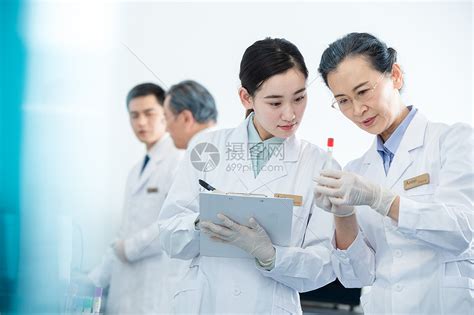 医学专家做研究分析高清图片下载 正版图片507654563 摄图网