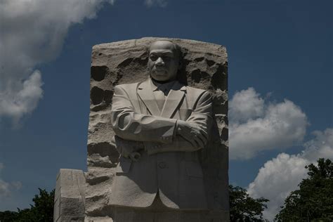 팔짱을 끼고 있는 남자의 동상 사진 Unsplash의 무료 마틴 루터 킹 이미지