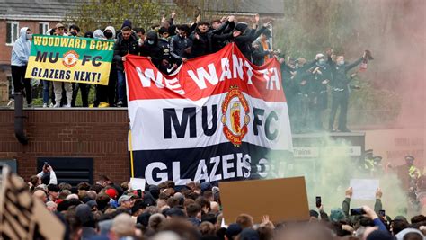 Hinchas Del Manchester United Invaden El Campo Y Obligan A Posponer El