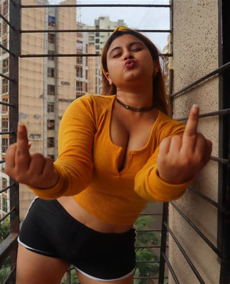 Gunnjan Aras Sizzling Pics Goes Viral Photos Filmibeat