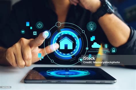 스마트 홈 시스템과 인공 지능 개념 홀로그램 디지털 챗봇 애플리케이션 대화 도우미 가상 화면의 디지털 챗봇 미래 지향적인 기술 혁신 Cpu에 대한 스톡 사진 및 기타 이미지