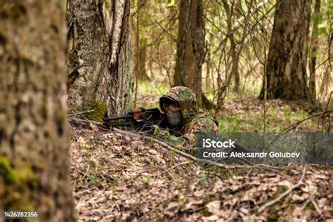 우크라이나 군인 남자는 자연 배경의 삼림 지대에서 무기로 위장 유니폼을 입고 땅에 누워 있습니다 전쟁에 자동 총을 가진 국가 국경에있는 남성 국경 경비대 공간 복사 40