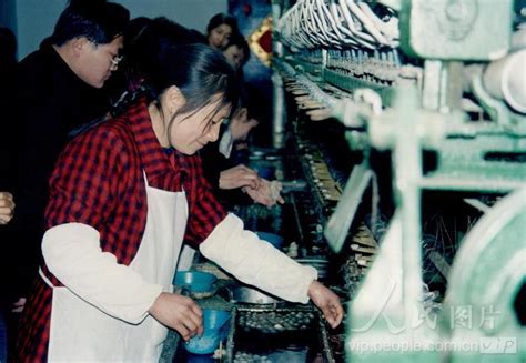 江苏苏州：丝绸加工制作忙 人民图片网
